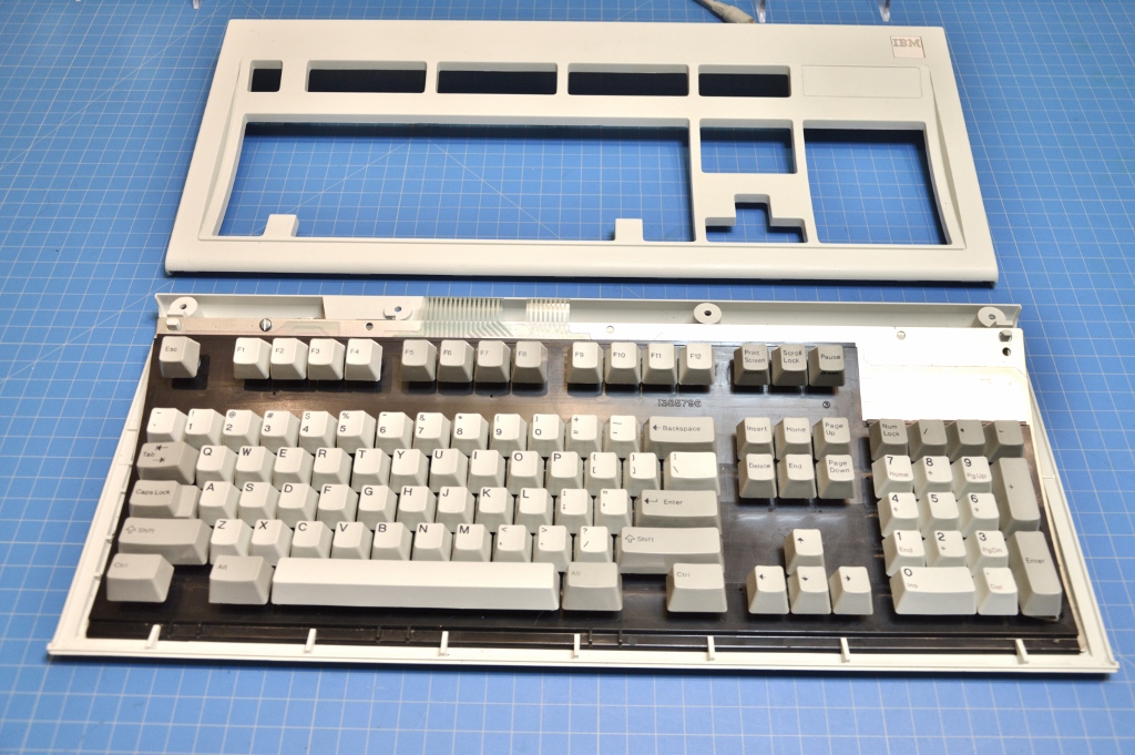 early 1986 IBM model M (1390120) Made by IBM 10 FEB 86 – ClickyKeyboards
